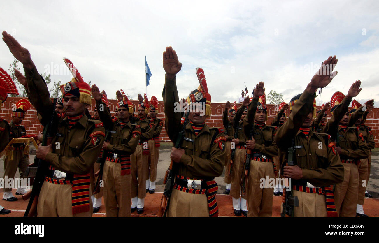 New indian soldiers of Border Security Force (BSF) taking oath during ...