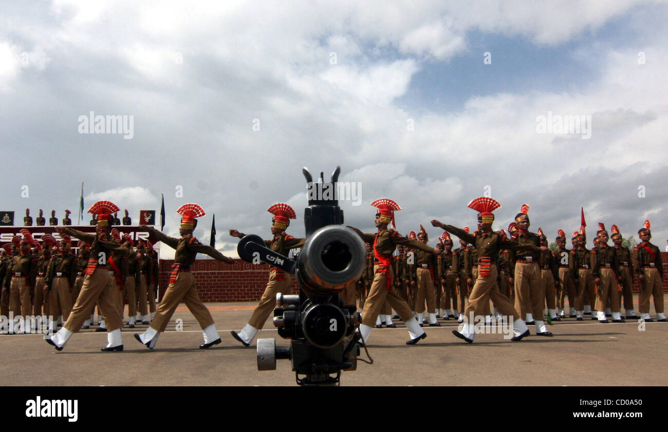 New indian soldiers of Border Security Force (BSF) march during an ...