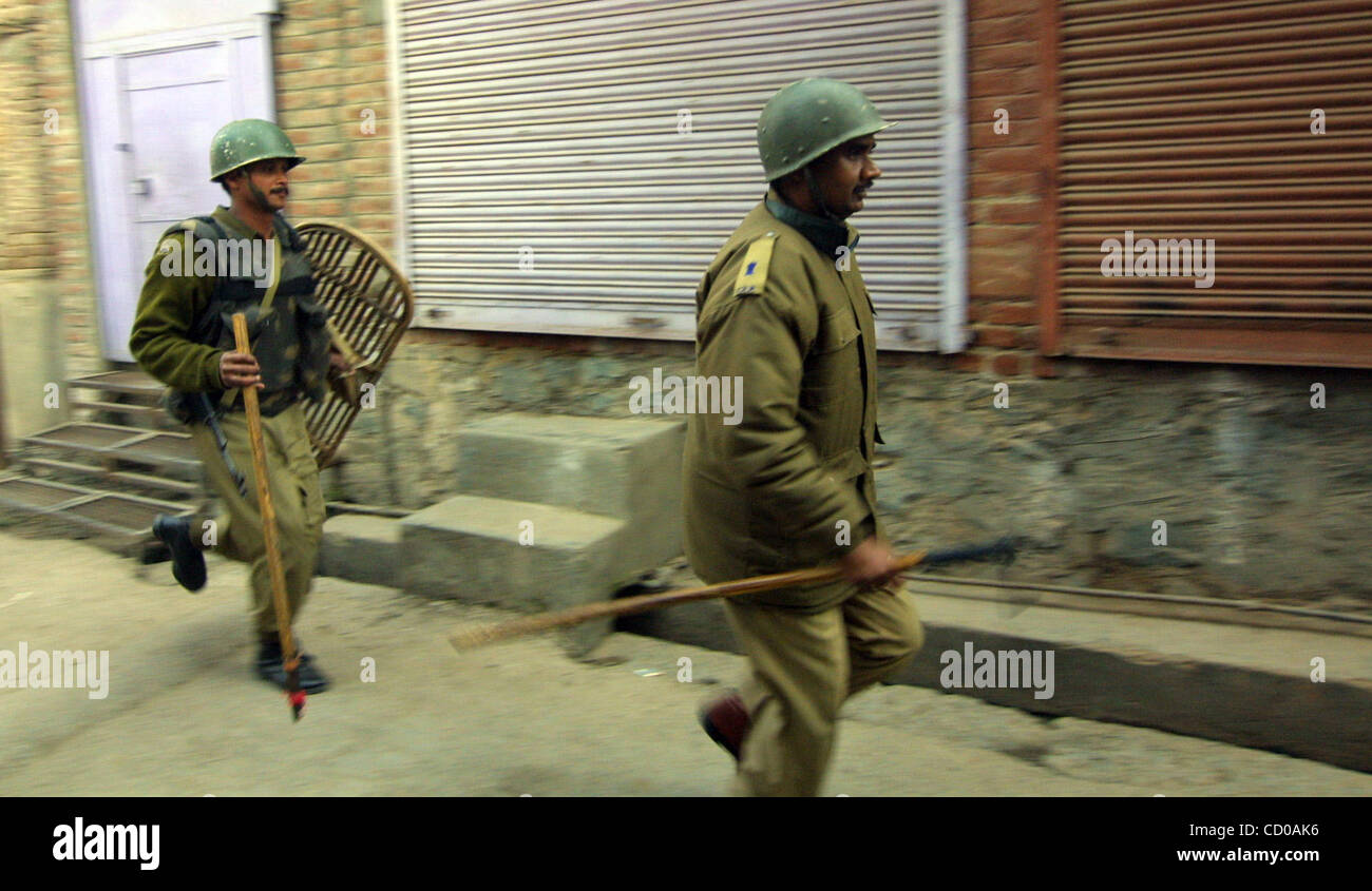 Paramilitary soldiers hi-res stock photography and images - Alamy
