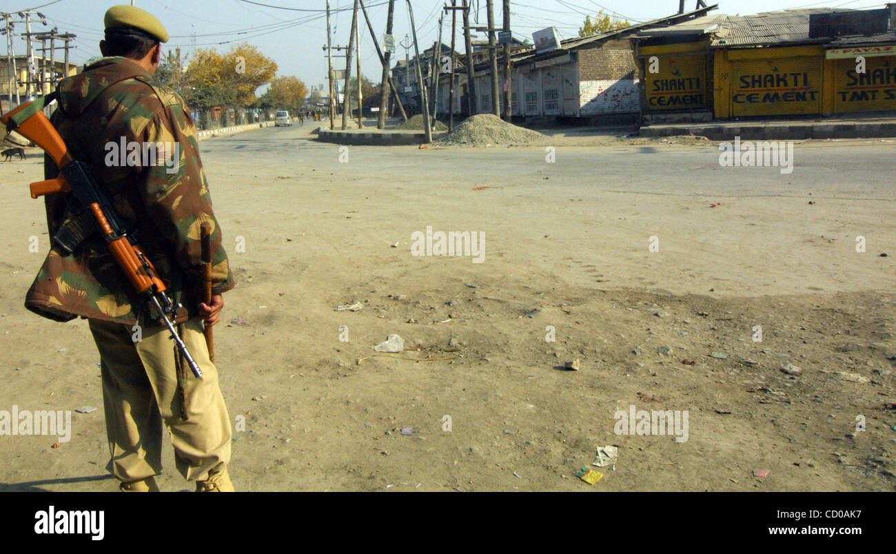 Indian paramilitary soldier hi-res stock photography and images - Alamy