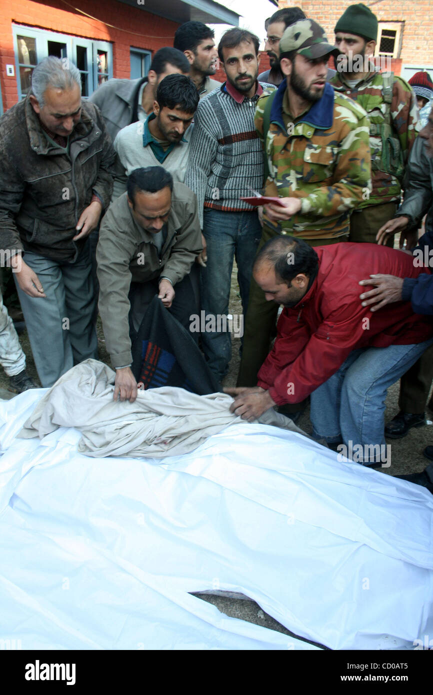 Exploded oxygen cylinder hi-res stock photography and images - Alamy