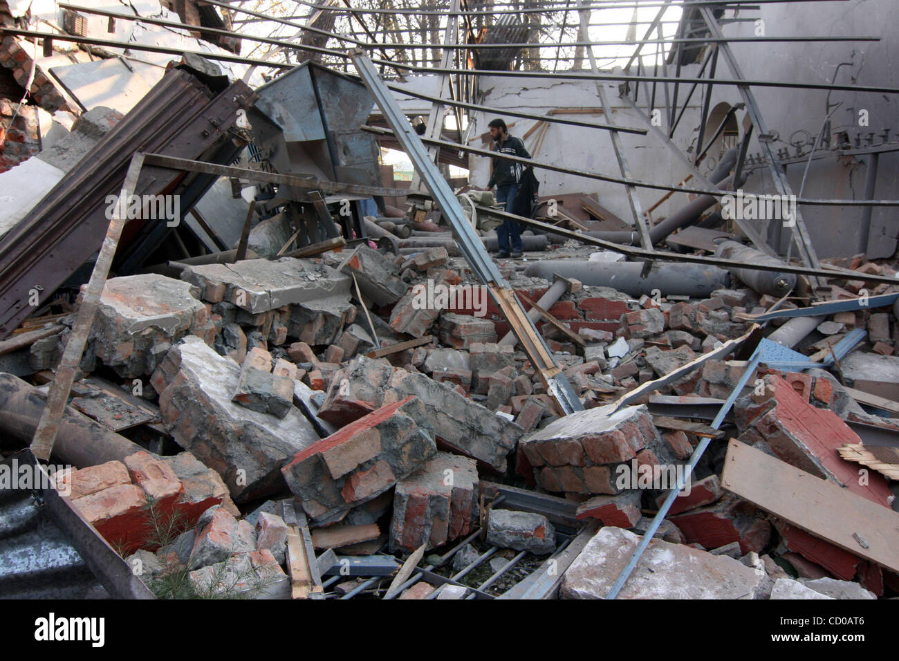 Exploded oxygen cylinder hi-res stock photography and images - Alamy