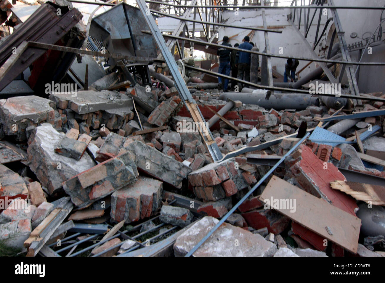 Exploded oxygen cylinder hi-res stock photography and images - Alamy
