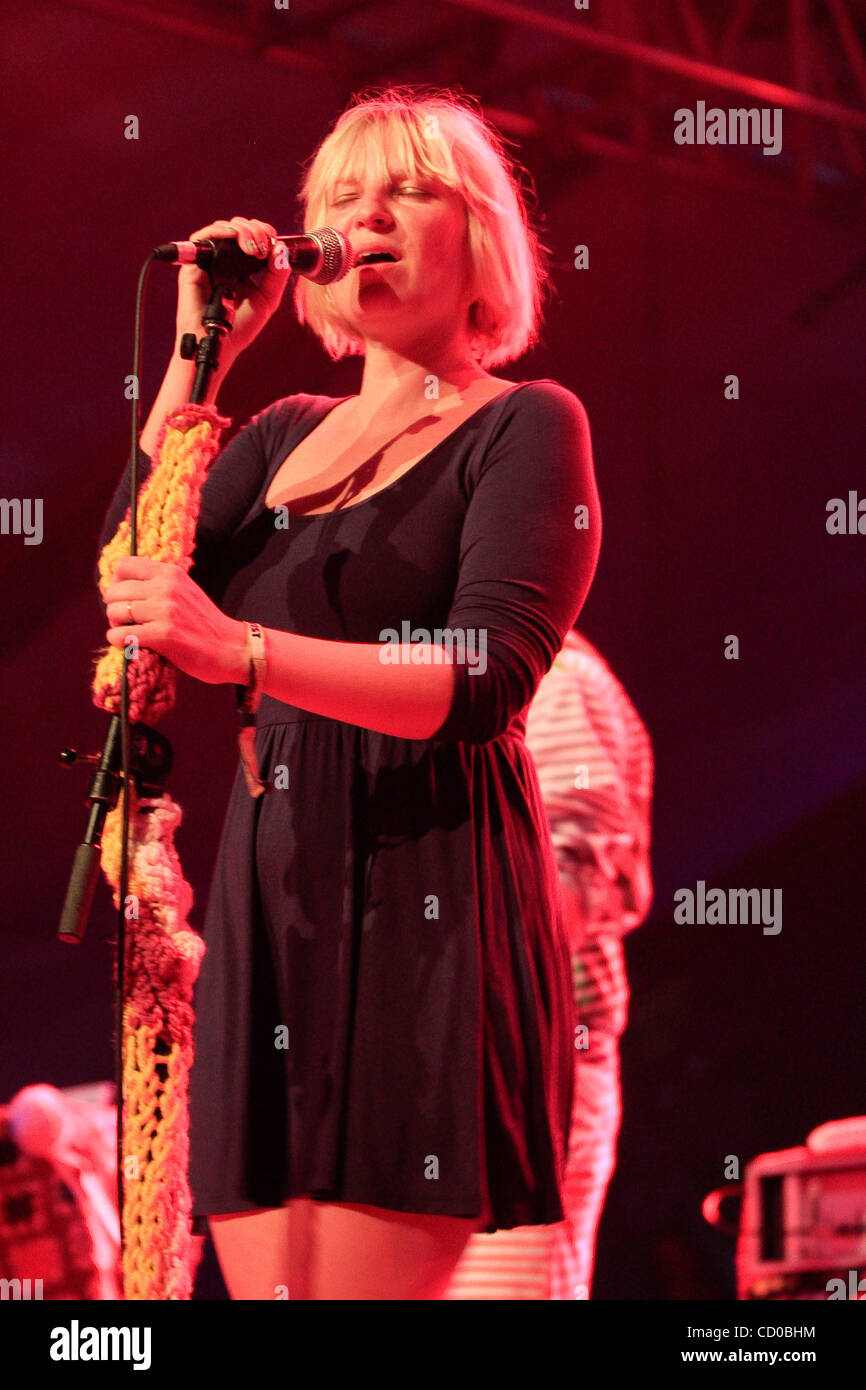 Sia performing hi-res stock photography and images - Alamy