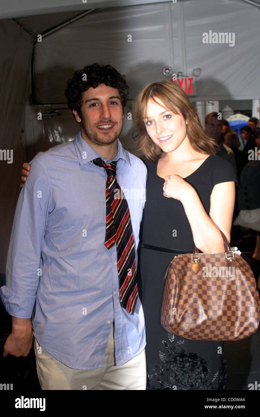 Jason biggs and wife jenny hi-res stock photography and images - Alamy