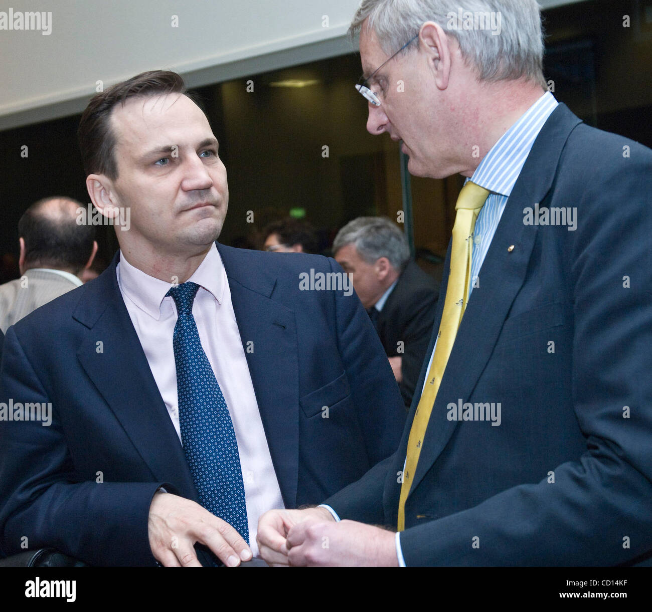 Slovenian Minister of Foreign Affairs Dimitrij Rupel (L) talks with his ...