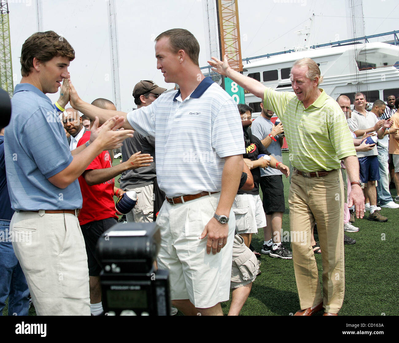 Archie manning and peyton manning hi-res stock photography and images ...
