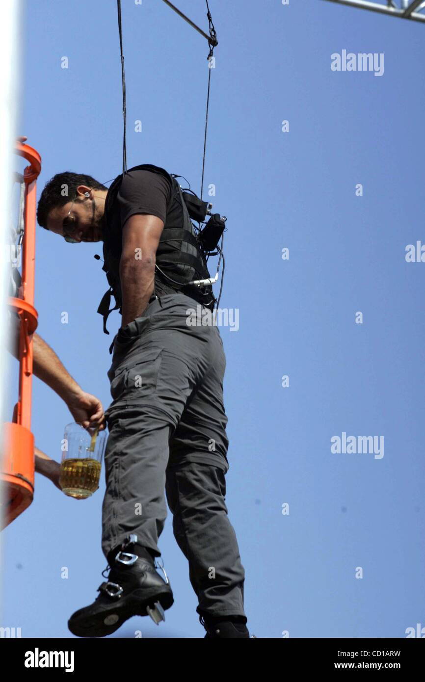 Sept. 22, 2008 - New York, New York, U.S. - David Blaine hangs upside ...