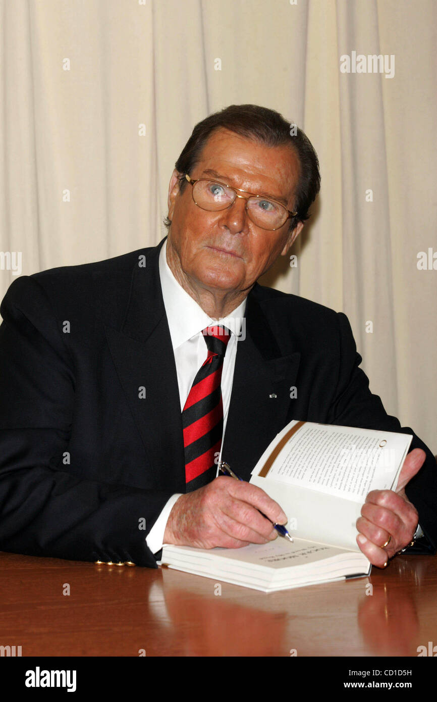 Nov. 7, 2008 - New York, New York, U.S. - Roger Moore signs copies of ...