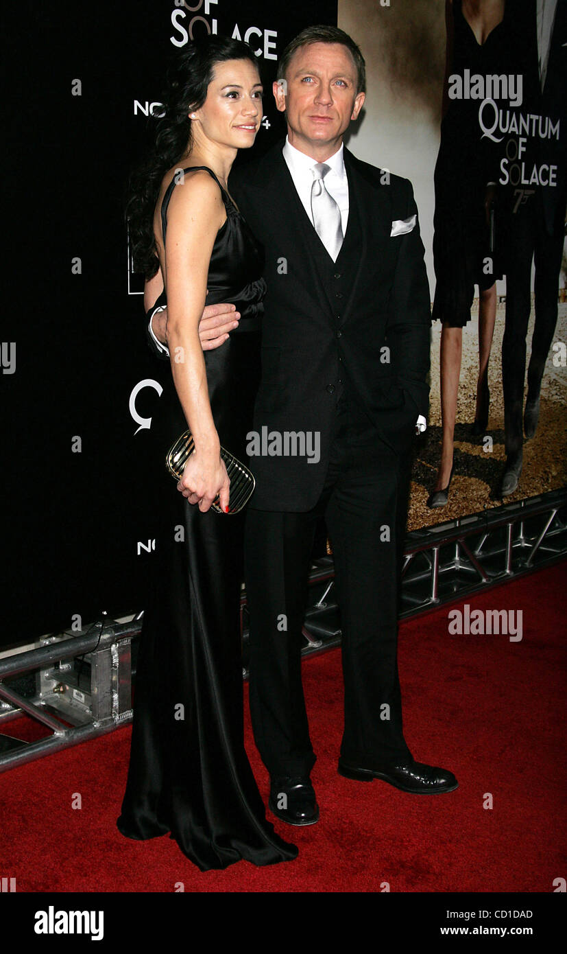 Nov. 11, 2008 - New York, New York, U.S. - Daniel Craig and date arrive ...