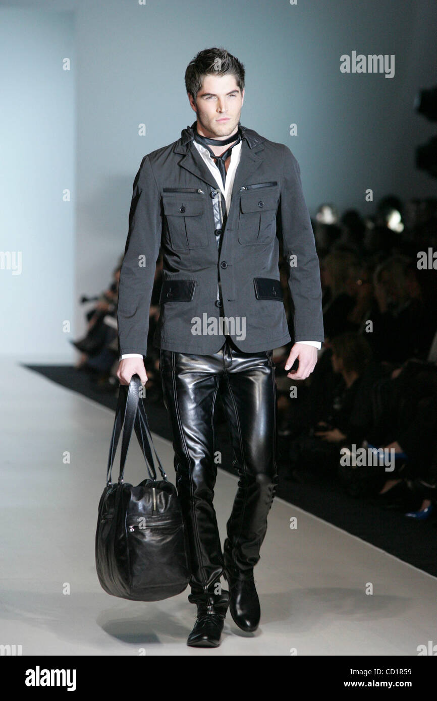 Oct 24, 2008 - Toronto, Ontario, Canada - Model on the runway for ...