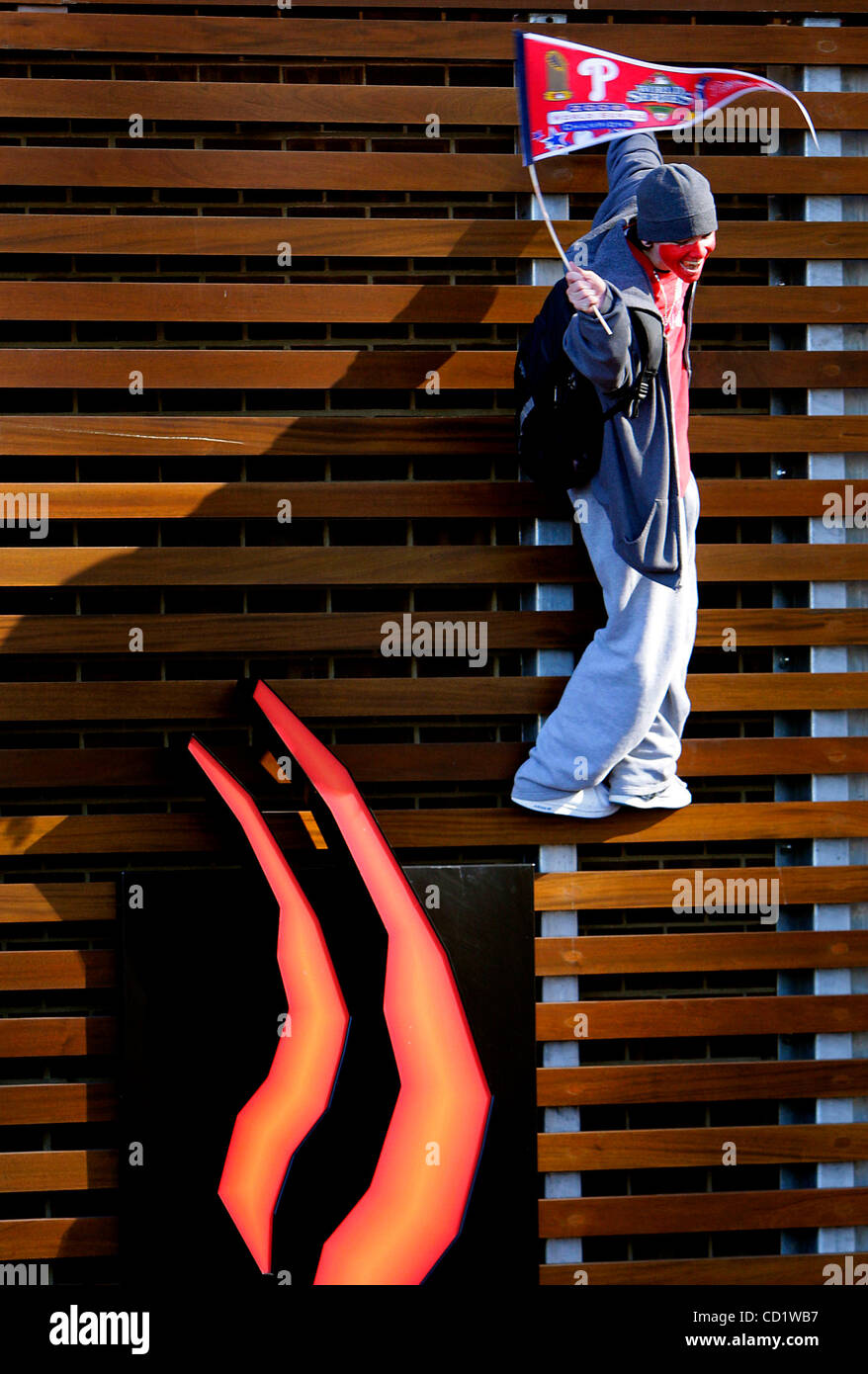 Oct 31, 2008 - Philadelphia, Pennsylvania, USA - A fan climbs the side ...