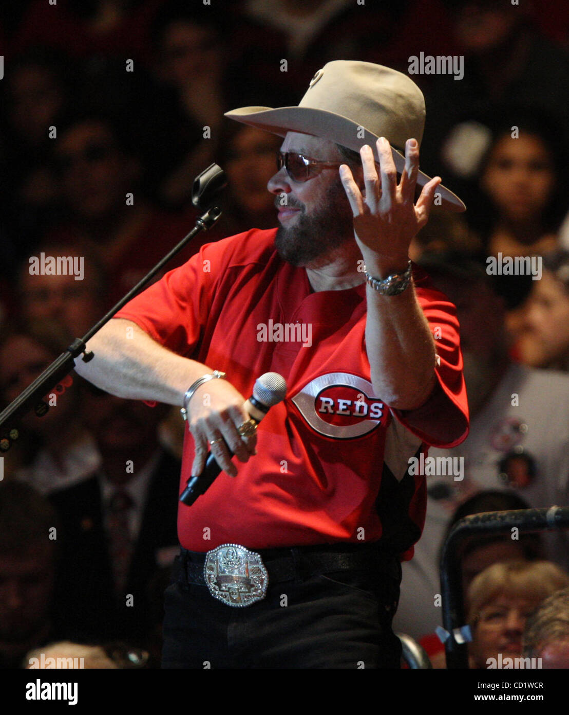 Singer Hank Williams Jr sings before John McCain's the Road to Victory ...