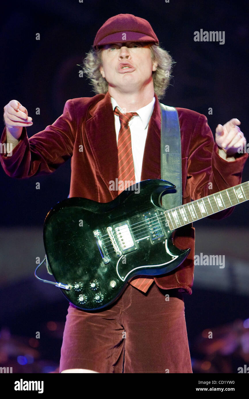 Angus young hi-res stock photography and images - Alamy