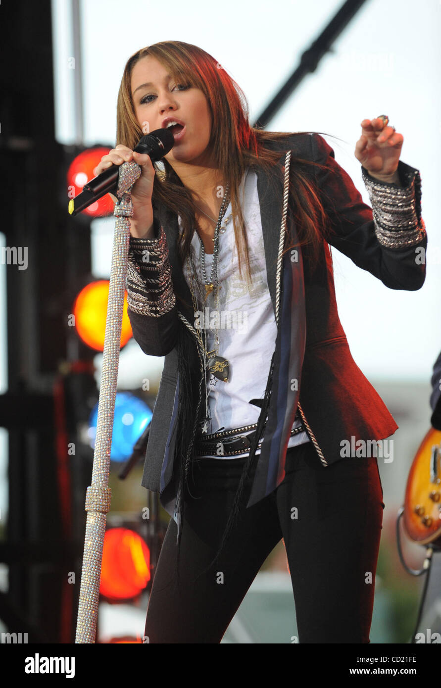 Miley cma 2008 hi-res stock photography and images - Alamy