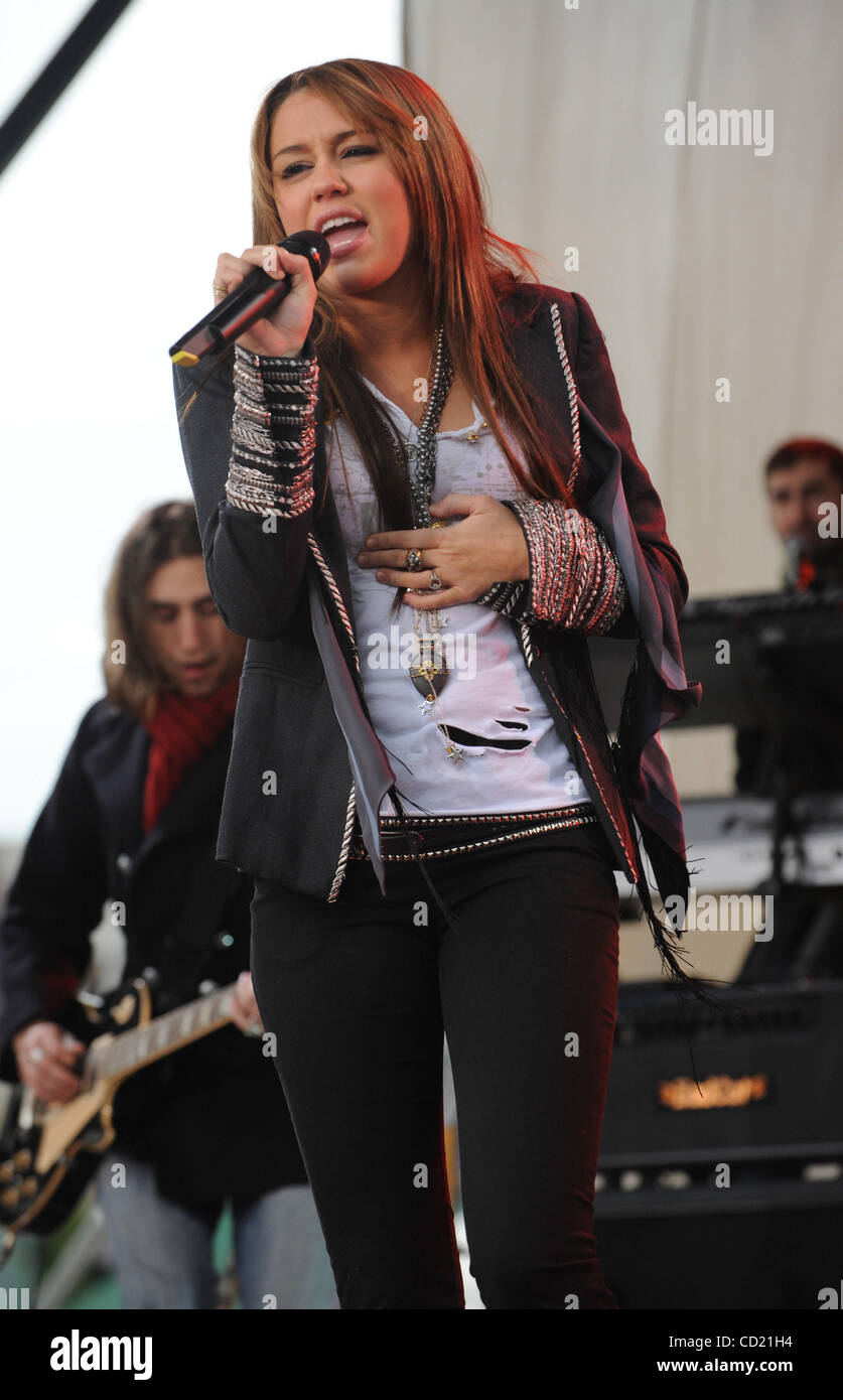 Miley cma 2008 hi-res stock photography and images - Alamy