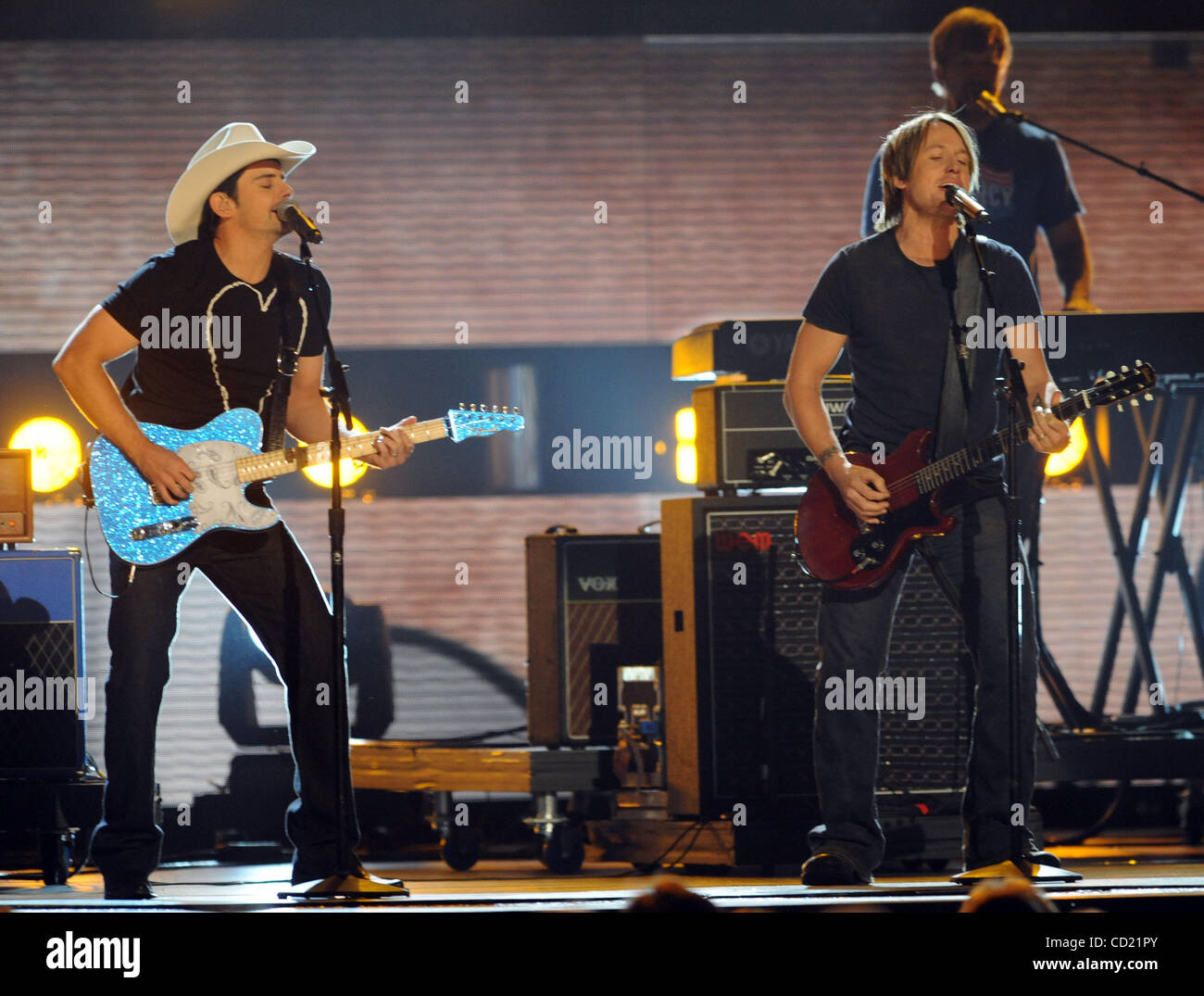 Brad paisley keith urban perform hi-res stock photography and images ...