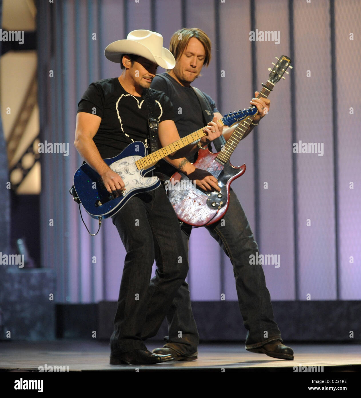 Brad paisley keith urban perform hi-res stock photography and images ...