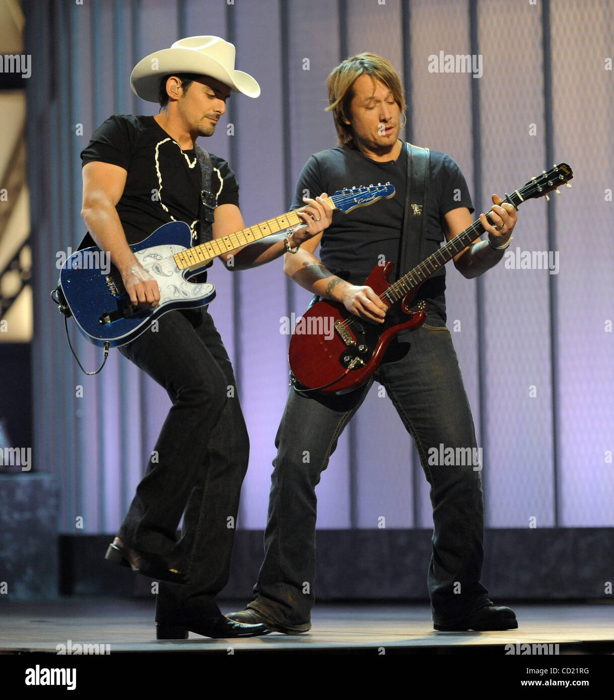 Brad paisley keith urban perform hi-res stock photography and images ...
