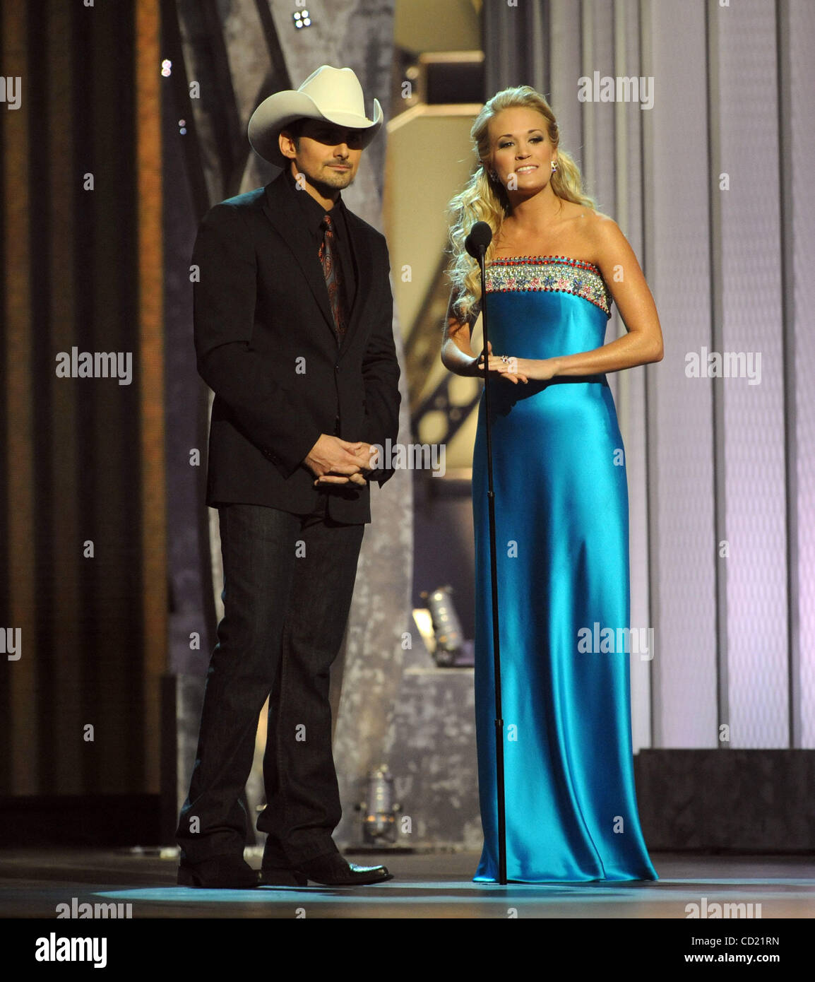 Brad paisley keith urban perform hi-res stock photography and images ...