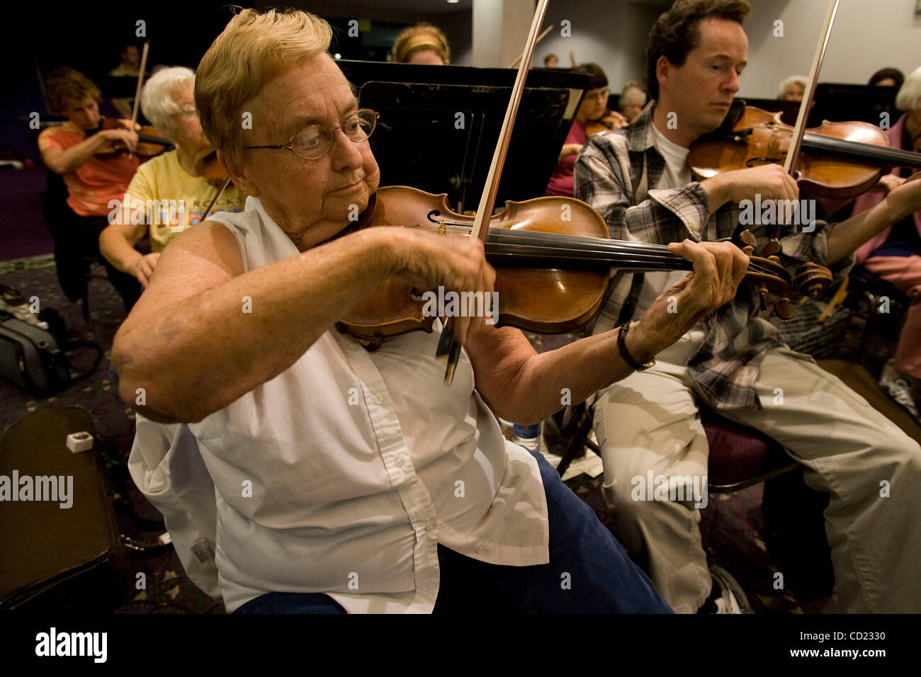 November 13, 2008 San Diego California USA (LtoR) violinist Junita ...