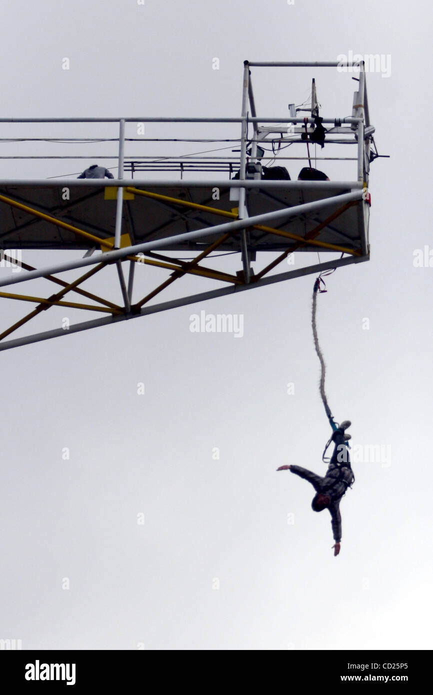 Doing bungee jumping hi-res stock photography and images - Alamy