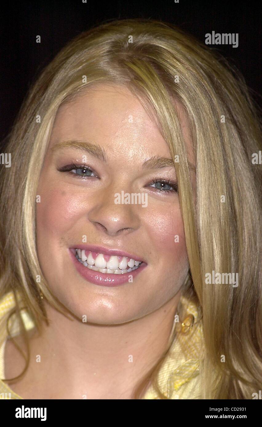 Aug. 25, 2003 - New York, New York, U.S. - K32400JKRON.JAG BOOK SIGNING ...