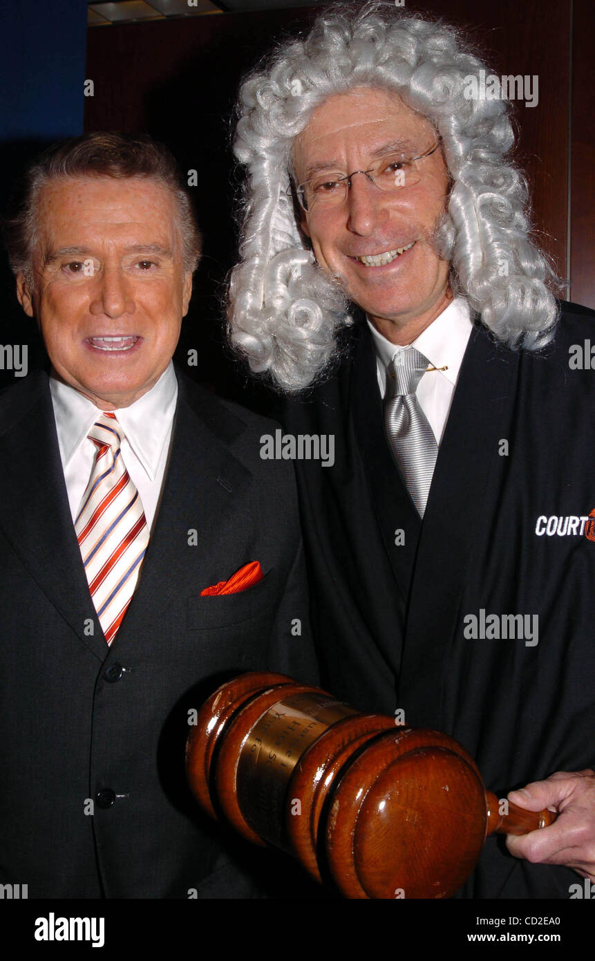 Oct. 26, 2004 - New York, New York, U.S. - K40086JKRON.REGIS PHILBIN ...