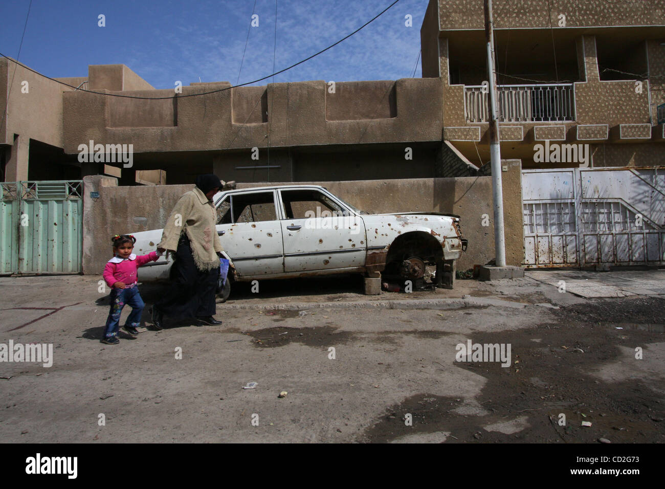 Mar 03, 2008 - Dora District, Baghdad, Iraq - A woman and a child ...