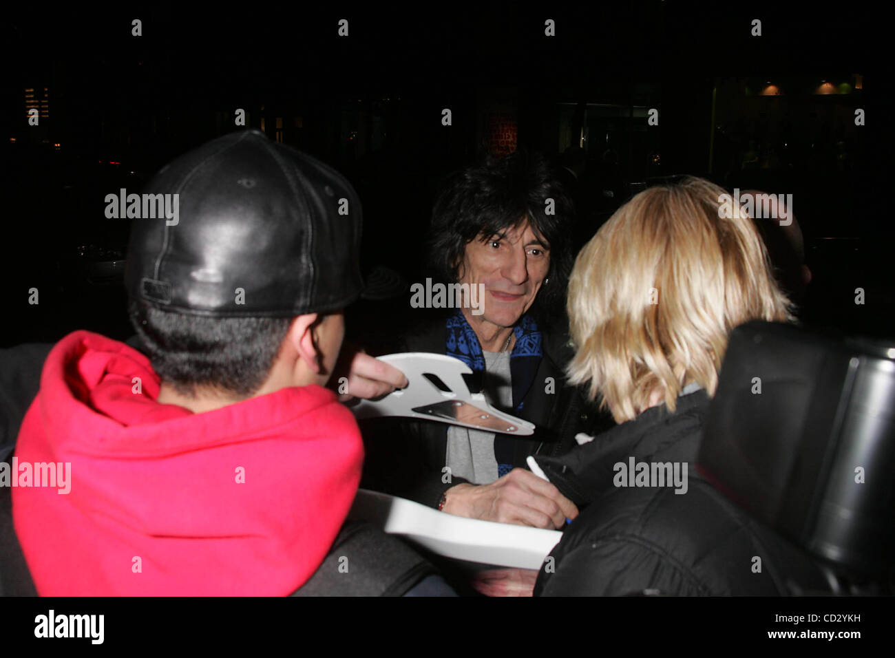 Mar. 29, 2008 - New York, New York, U.S. - RON WOOD STOPS FOR FANS AND ...