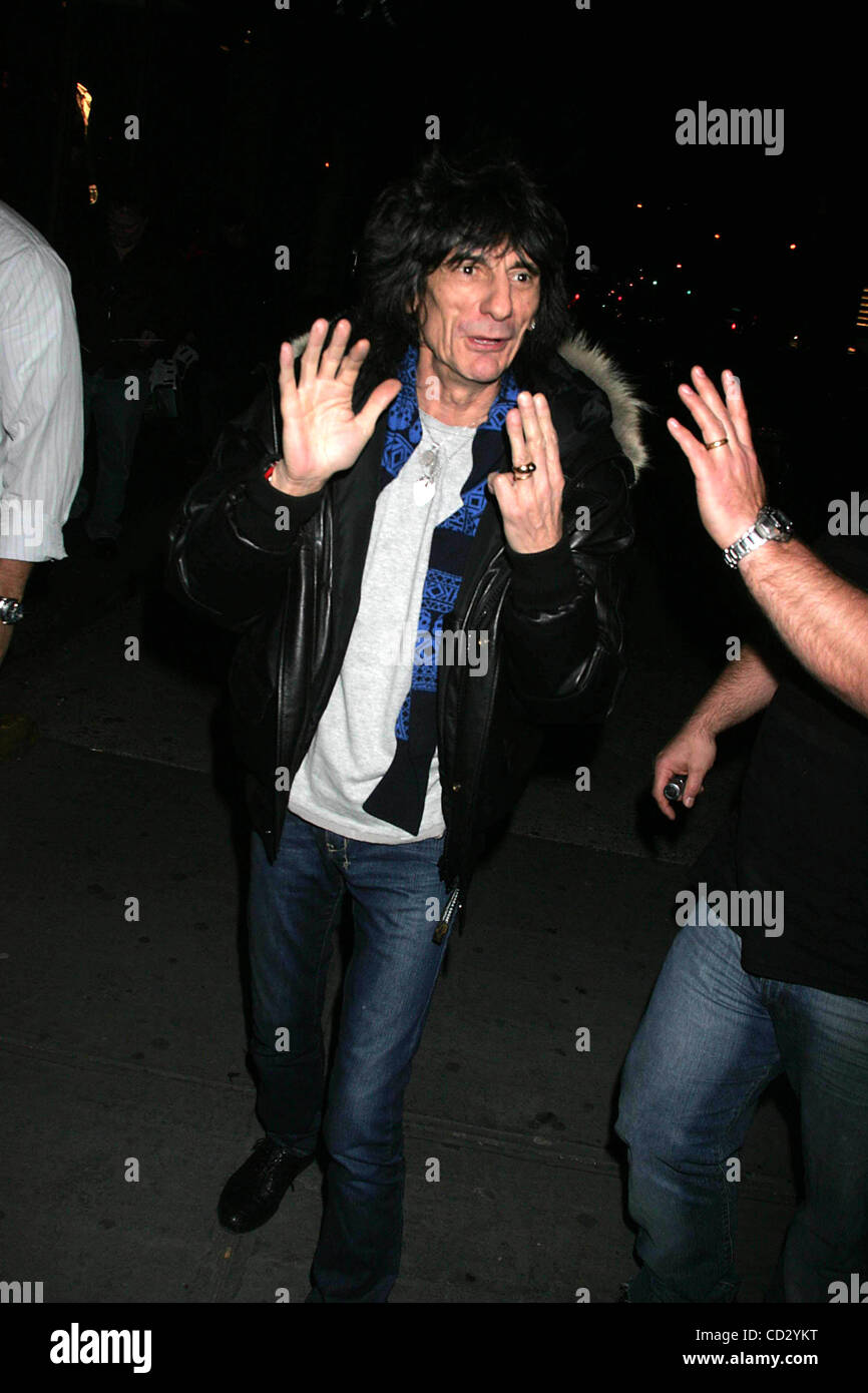 Mar. 29, 2008 - New York, New York, U.S. - RON WOOD STOPS FOR FANS AND ...