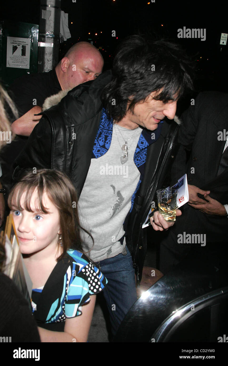 Mar. 29, 2008 - New York, New York, U.S. - RON WOOD STOPS FOR FANS AND ...