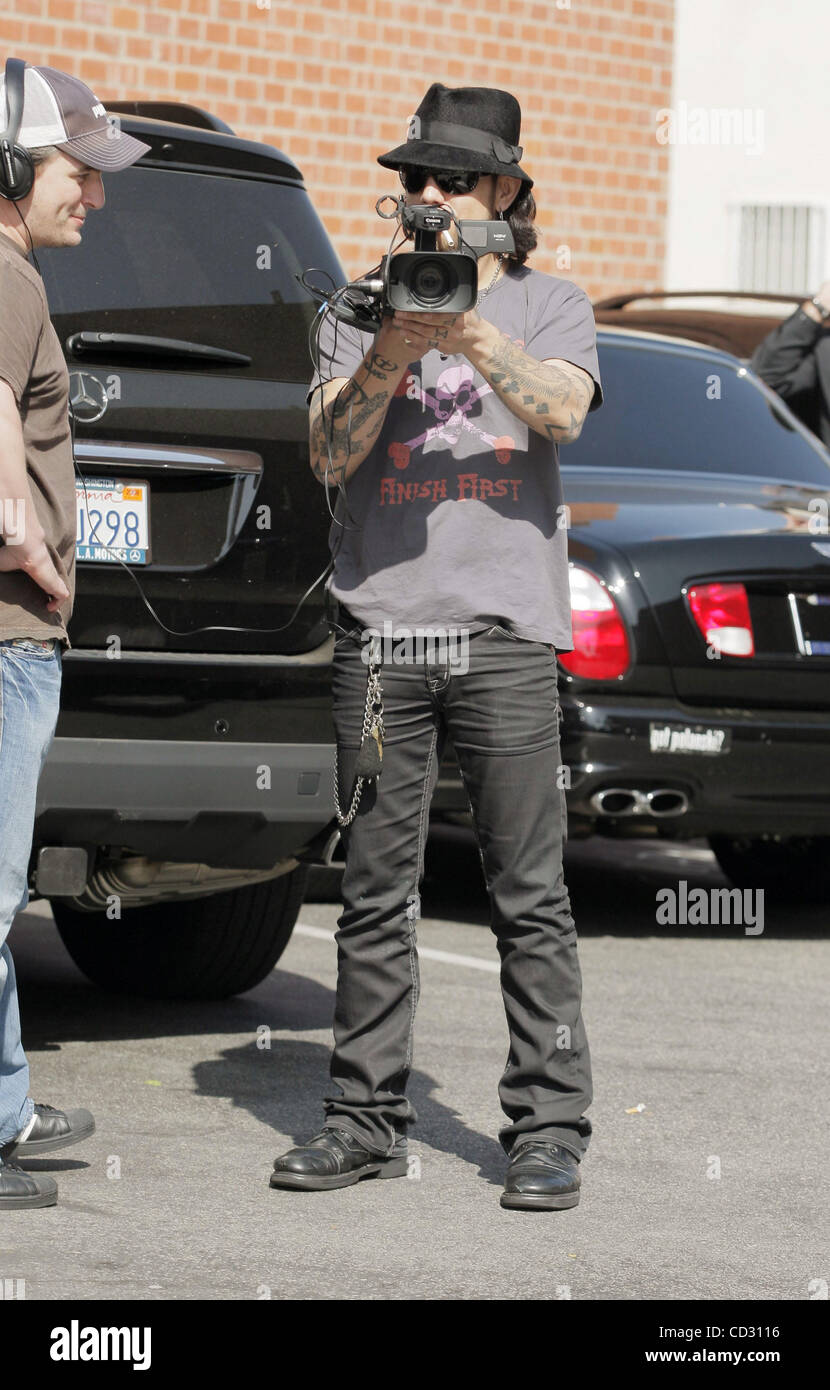 Los Angeles, 2008-3-31 / Guitarist DAVE NAVARRO turns the street into a ...