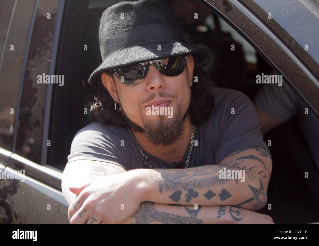 Los Angeles, 2008-3-31 / Guitarist DAVE NAVARRO turns the street into a ...