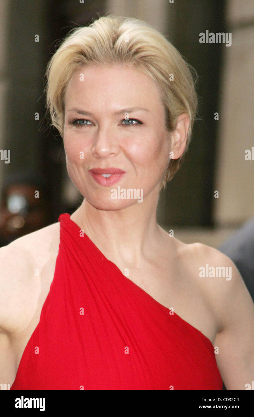 Apr 03, 2008 - New York, NY, USA - Actress RENEE ZELLWEGER poses for ...