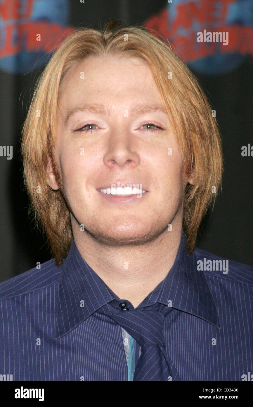 Apr 08, 2008 - New York, NY, USA - Singer CLAY AIKEN poses for photos ...