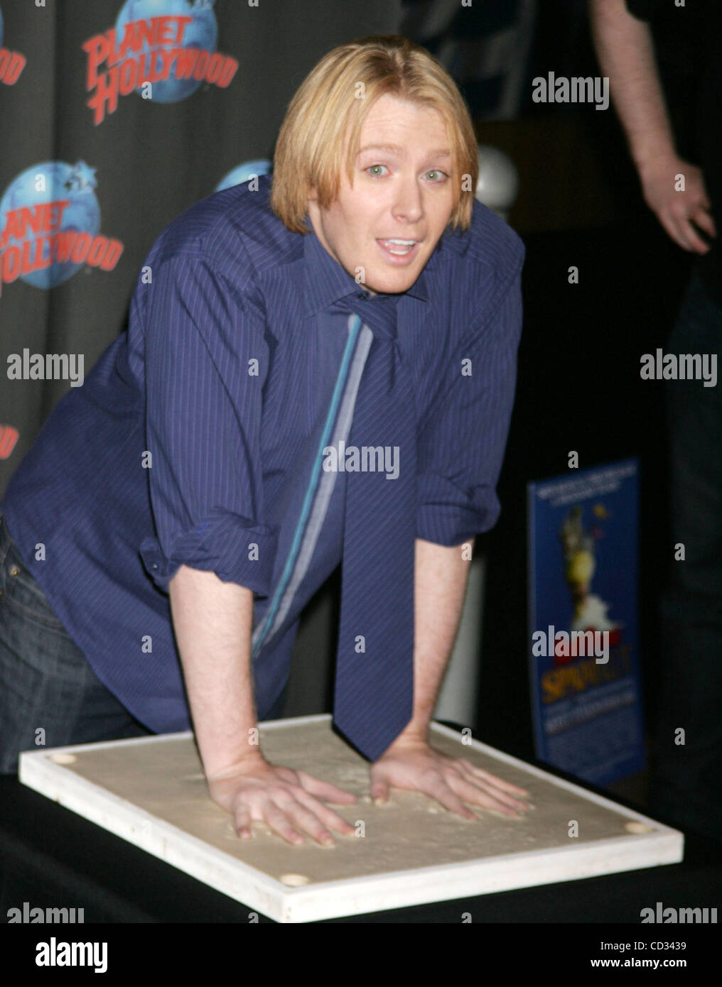 Apr 08, 2008 - New York, NY, USA - Singer CLAY AIKEN poses for photos ...