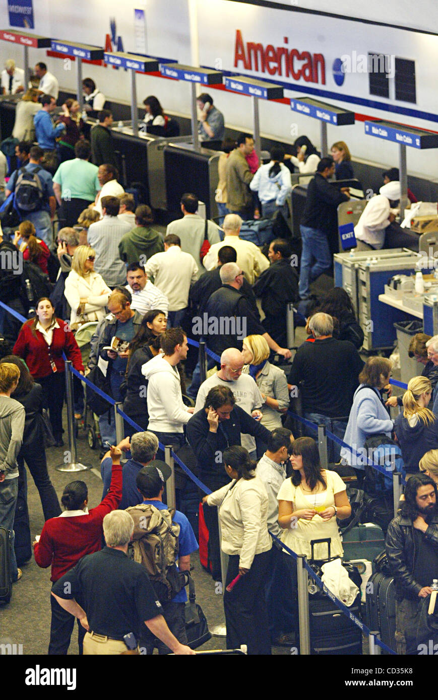 American Airlines passengers wait in line at San Francisco ...