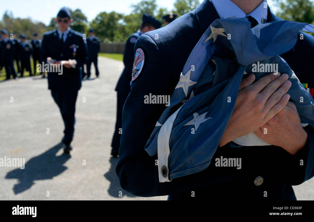 CAPTION: (04/16/08, Spring Hill) Springstead ROTC member David Boylan ...