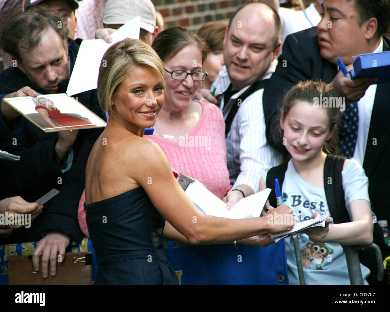 Kelly ripa talk show appearance hi-res stock photography and images - Alamy