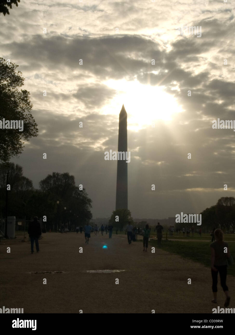 The Washington Monument is silhouetted against the setting sun in ...