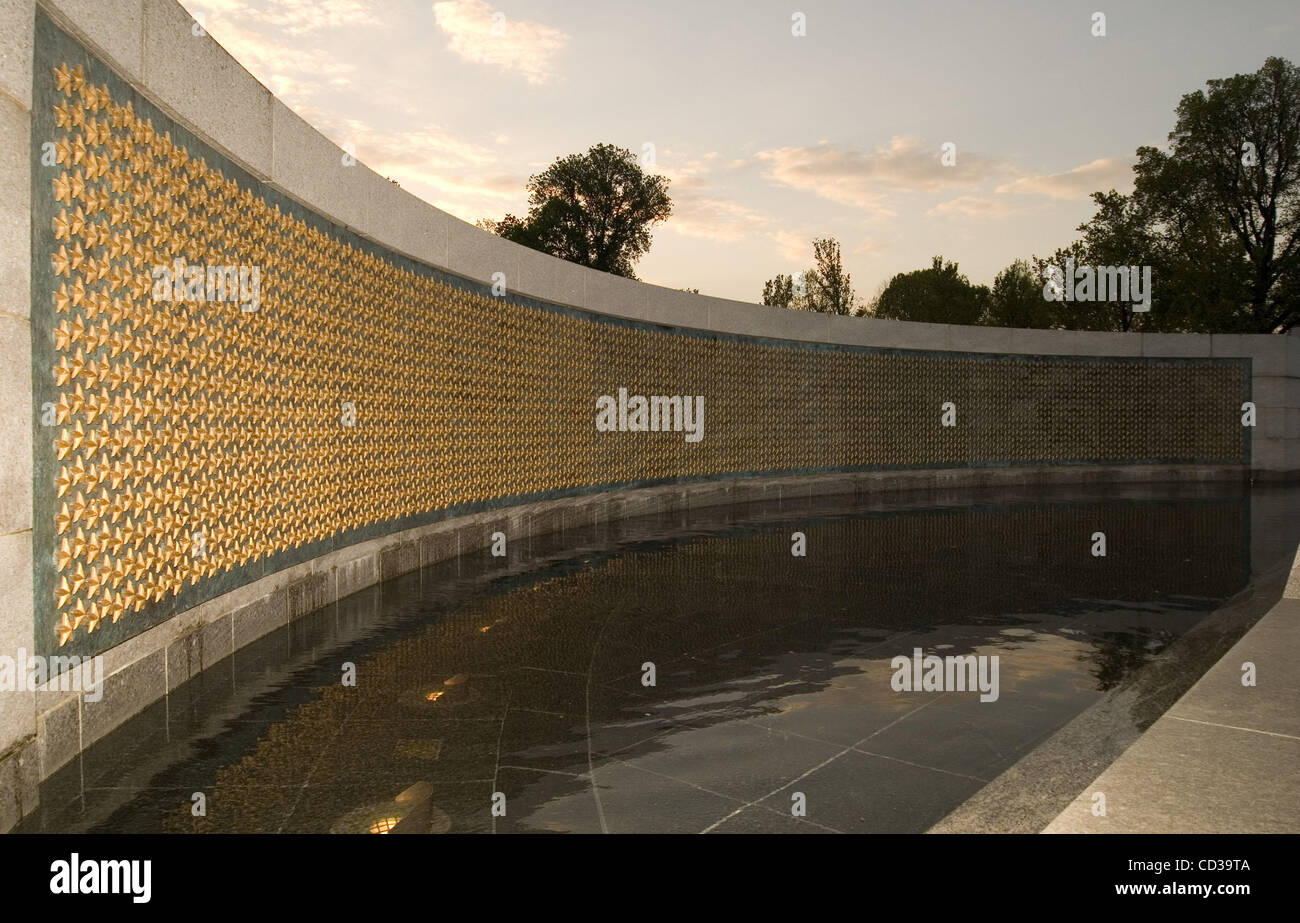 The World War II Memorial in Washington, D.C. A field of 4,000 sculpted ...