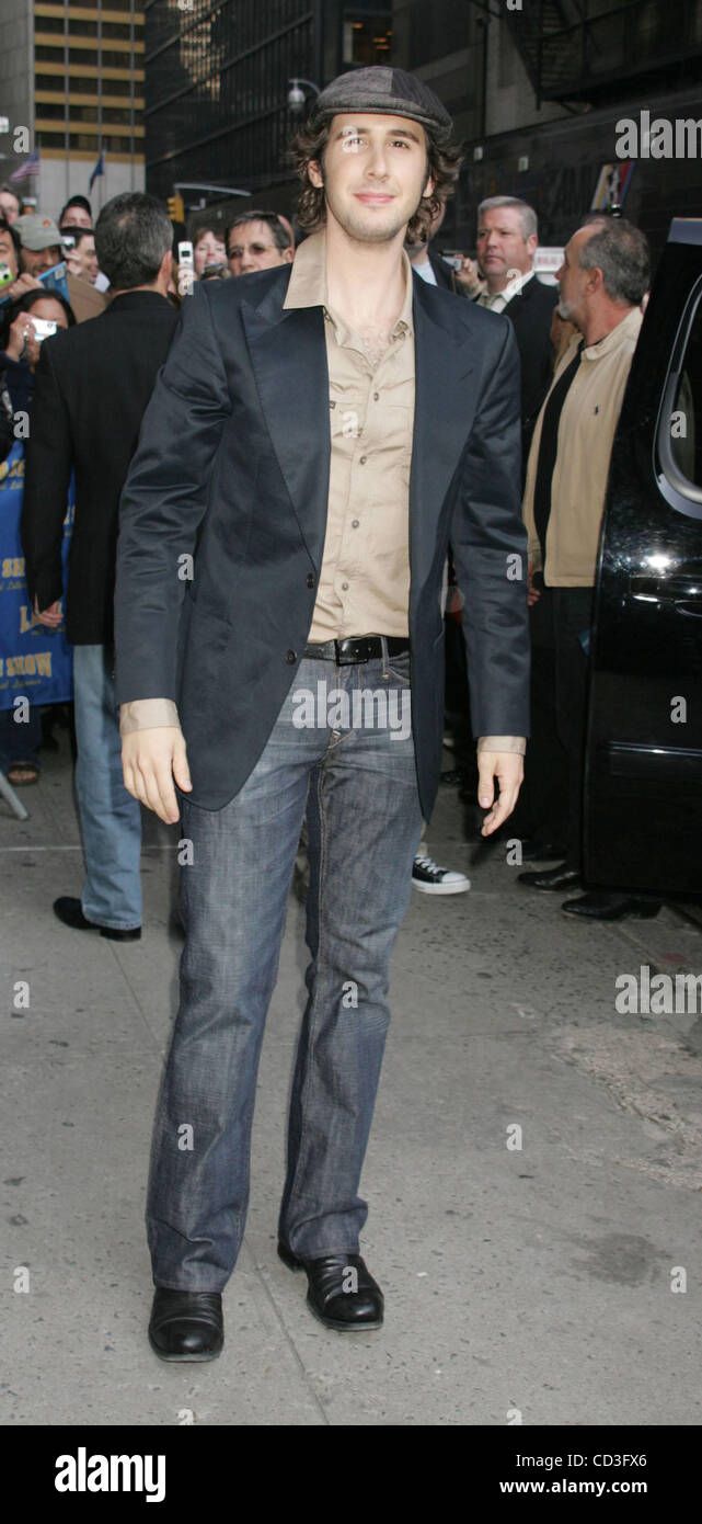 Apr 30, 2008 - New York, NY, USA - Singer JOSH GROBAN poses for photos ...