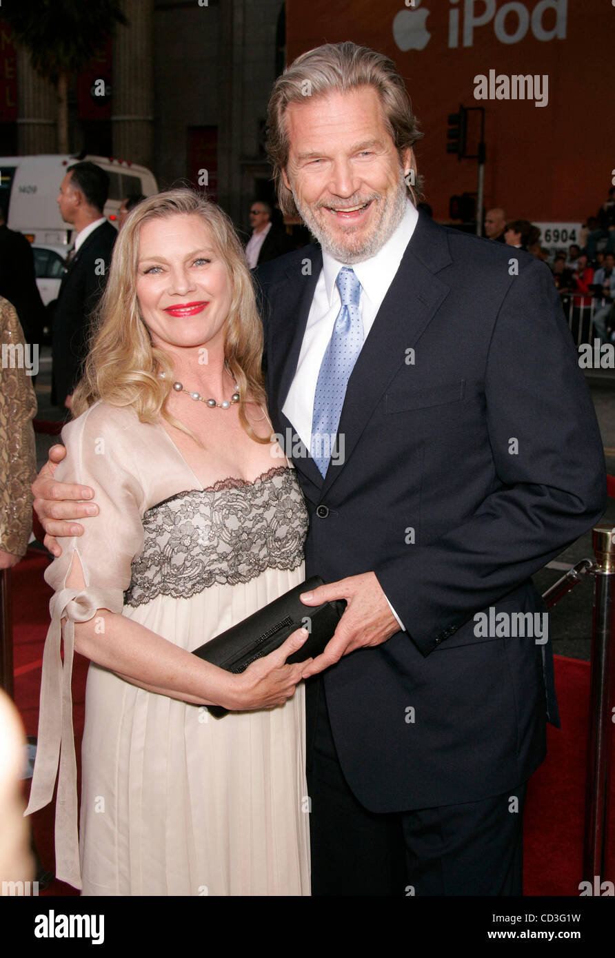 Apr 30, 2008 - Hollywood, California, USA - Actor JEFF BRIDGES & CINDY ...