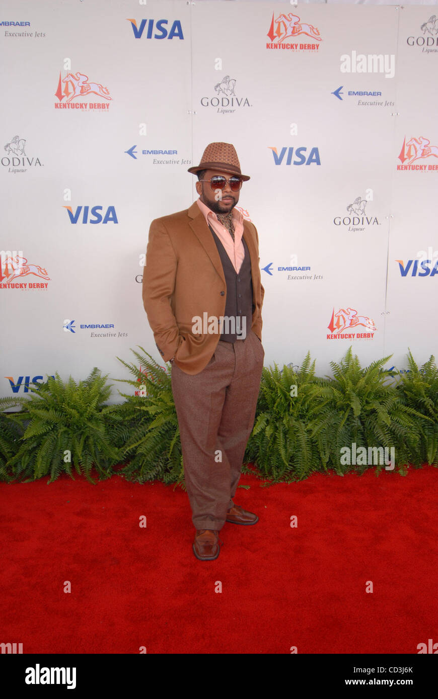 Actor Carl Payne posed on the red carpet at the 134th running of the ...
