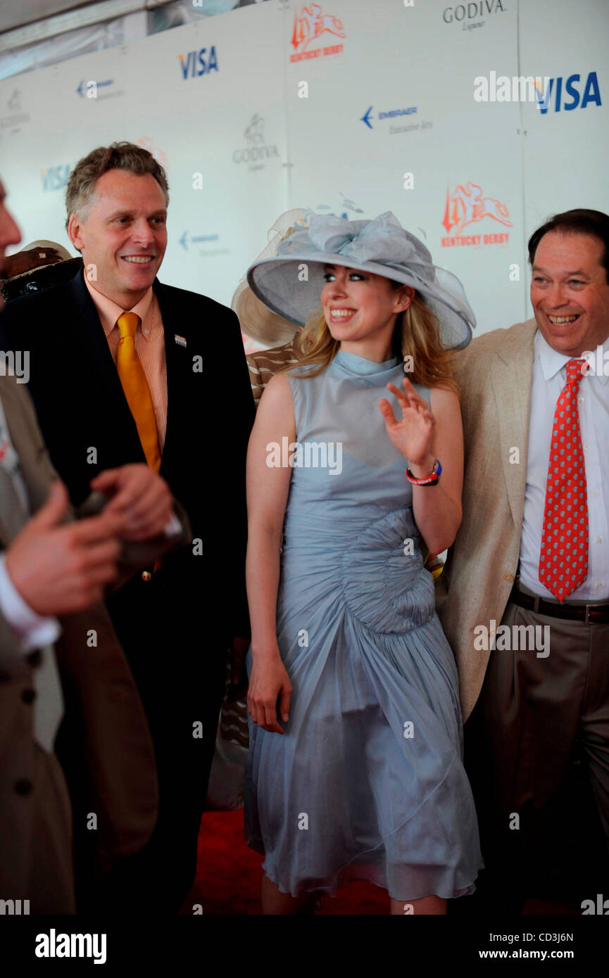 Former first daughter Chelsea Clinton walks down the red carpet at the ...