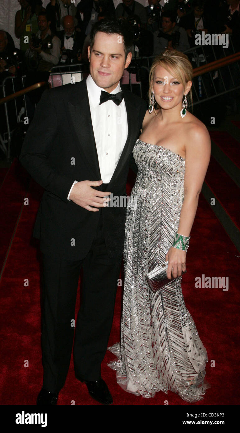 May 05, 2008 - New York, NY, USA -MIKE COMRIE and singer HILARY DUFF at ...