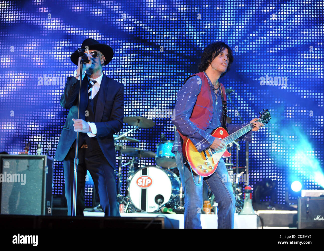 Scott weiland dean deleo hi-res stock photography and images - Alamy