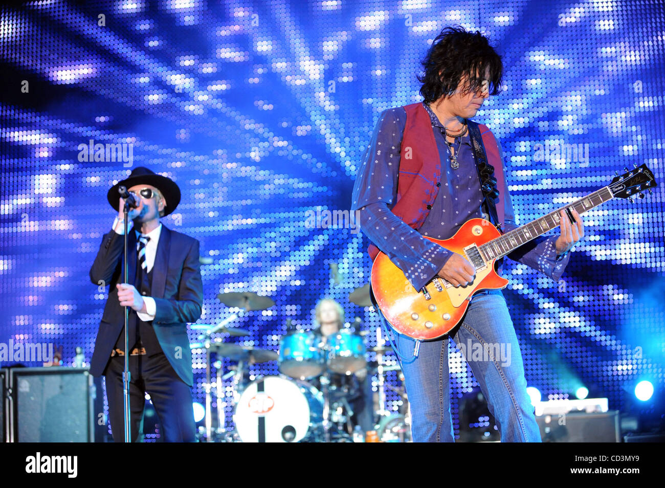 May 17, 2008 - Columbus, Ohio; USA - Singer SCOTT WEILAND and Guitarist ...