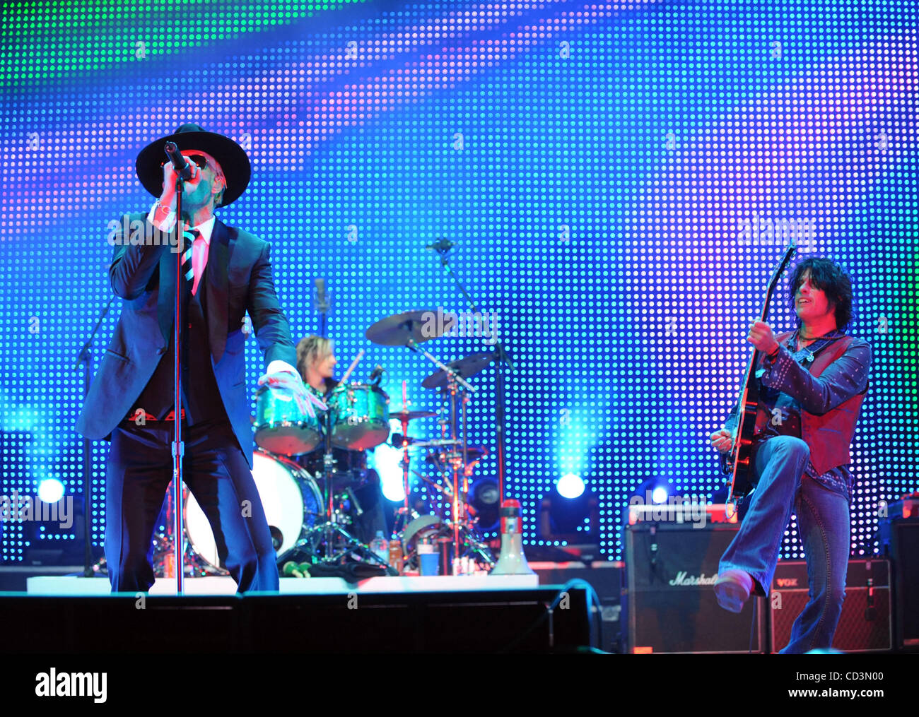 May 17, 2008 - Columbus, Ohio; USA - Singer SCOTT WEILAND and Guitarist ...